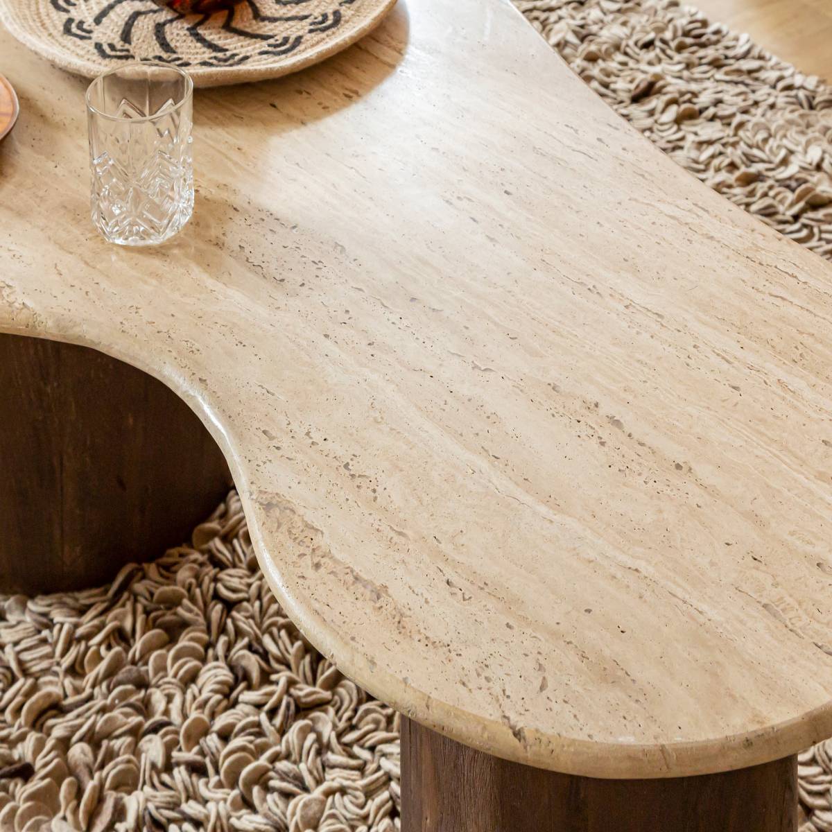 Les meubles en travertin, promettent une esthétique qui perdure